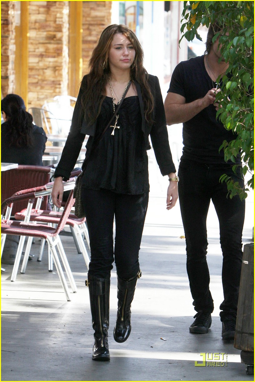 Miley Cyrus & Justin Gaston Have A Rocky Cola Lunch | Photo 16921 ...