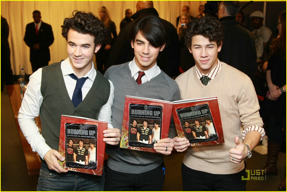 Full Sized Photo of jonas brothers signing book 04 | The Jonas Brothers ...