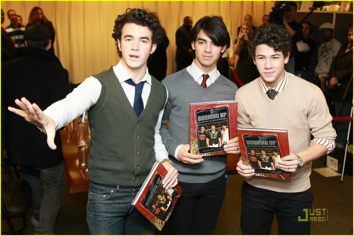 The Jonas Brothers 'Burn Up' Black Friday | Photo 19381 - Photo Gallery ...