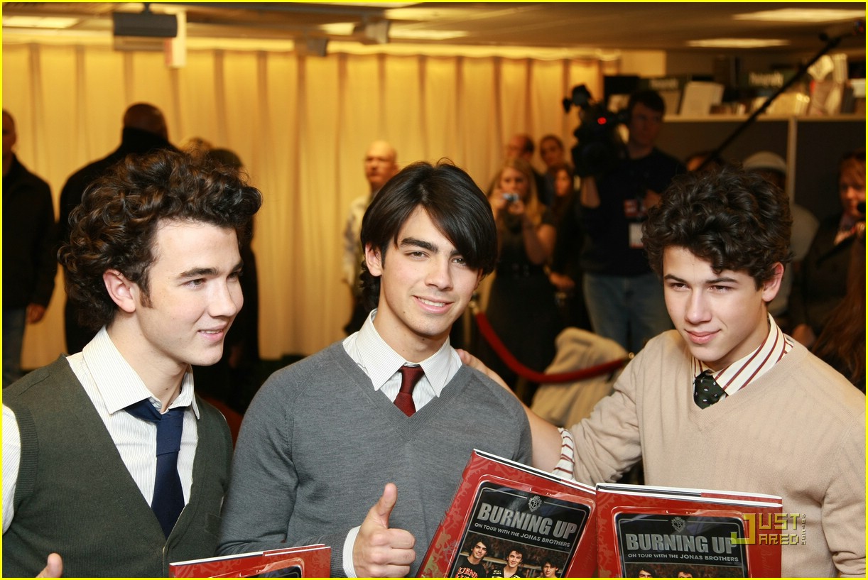 The Jonas Brothers 'Burn Up' Black Friday | Photo 19411 - Photo Gallery ...