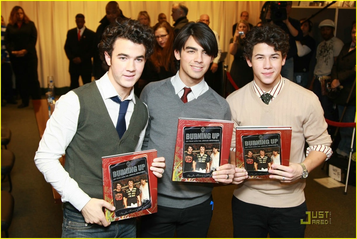 The Jonas Brothers 'Burn Up' Black Friday | Photo 19501 - Photo Gallery ...