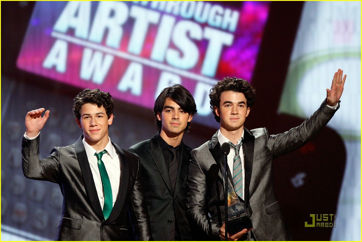 Jonas Brothers Win Breakthrough Artist at AMAs! | Photo 16441 - Photo ...