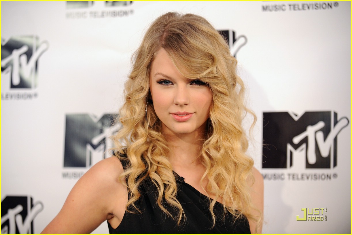 Full Sized Photo of taylor swift trl finale 06 | Taylor Swift Turns On ...
