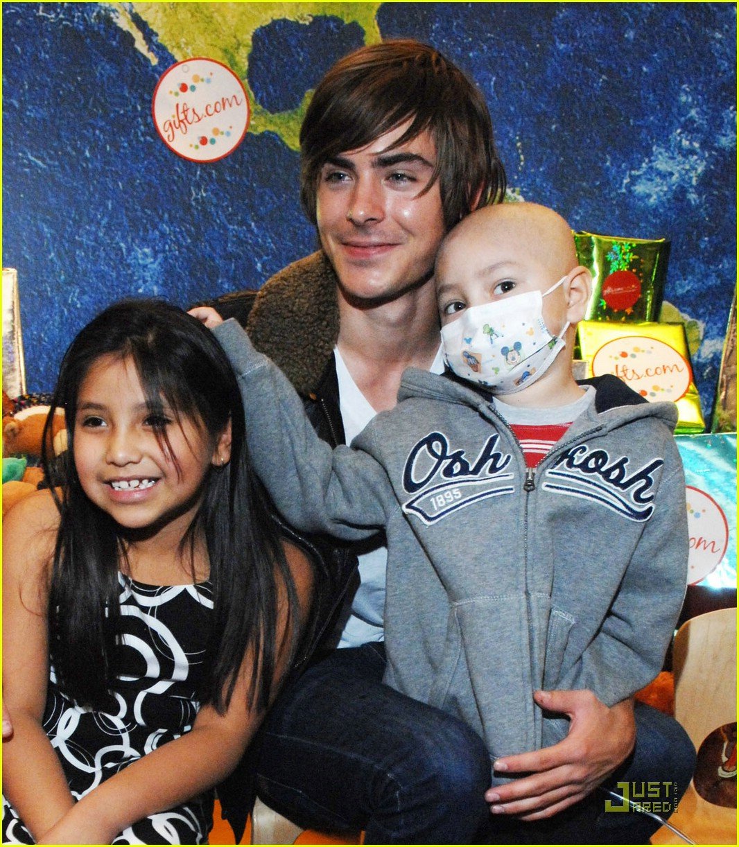 Zac Efron Brings Christmas to Mattel Children's Hospital | Photo 33371 ...