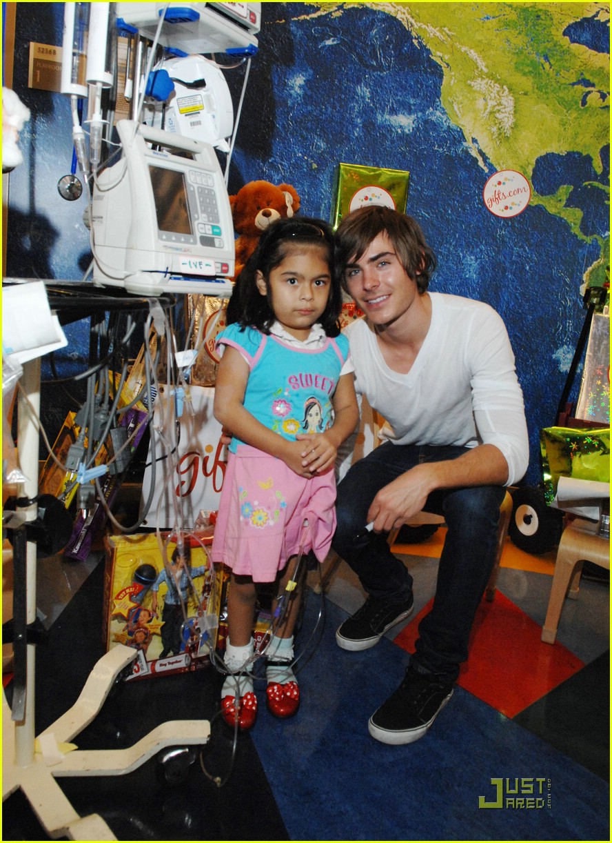 Zac Efron Brings Christmas to Mattel Children's Hospital | Photo 33381 ...