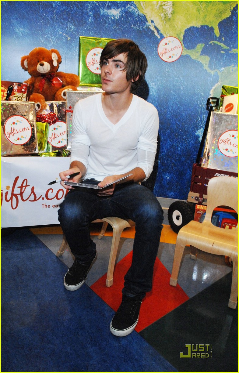 Zac Efron Brings Christmas to Mattel Children's Hospital | Photo 33441 ...