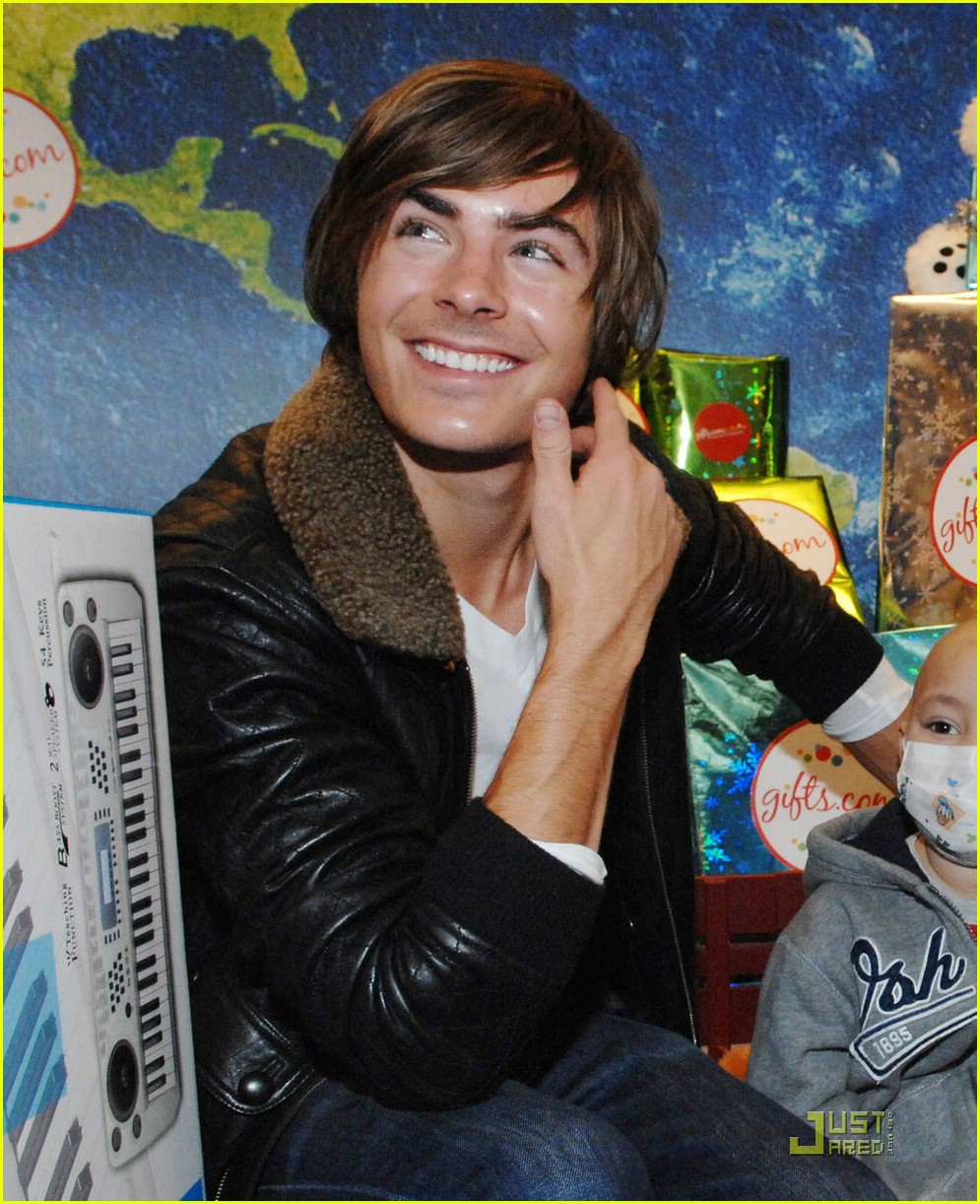 Zac Efron Brings Christmas to Mattel Children's Hospital | Photo 33451 ...