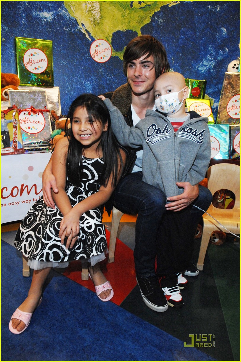Zac Efron Brings Christmas to Mattel Children's Hospital | Photo 33461 ...