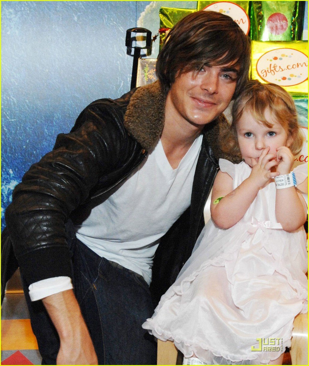 Zac Efron Brings Christmas to Mattel Children's Hospital | Photo 33481 ...