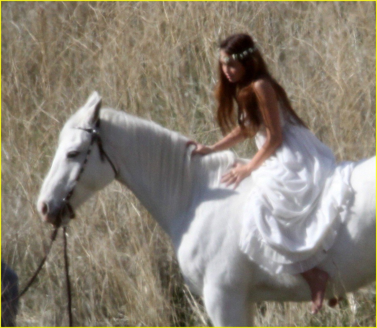 Miley Cyrus: White Horse Whimsical | Photo 57421 - Photo Gallery | Just ...