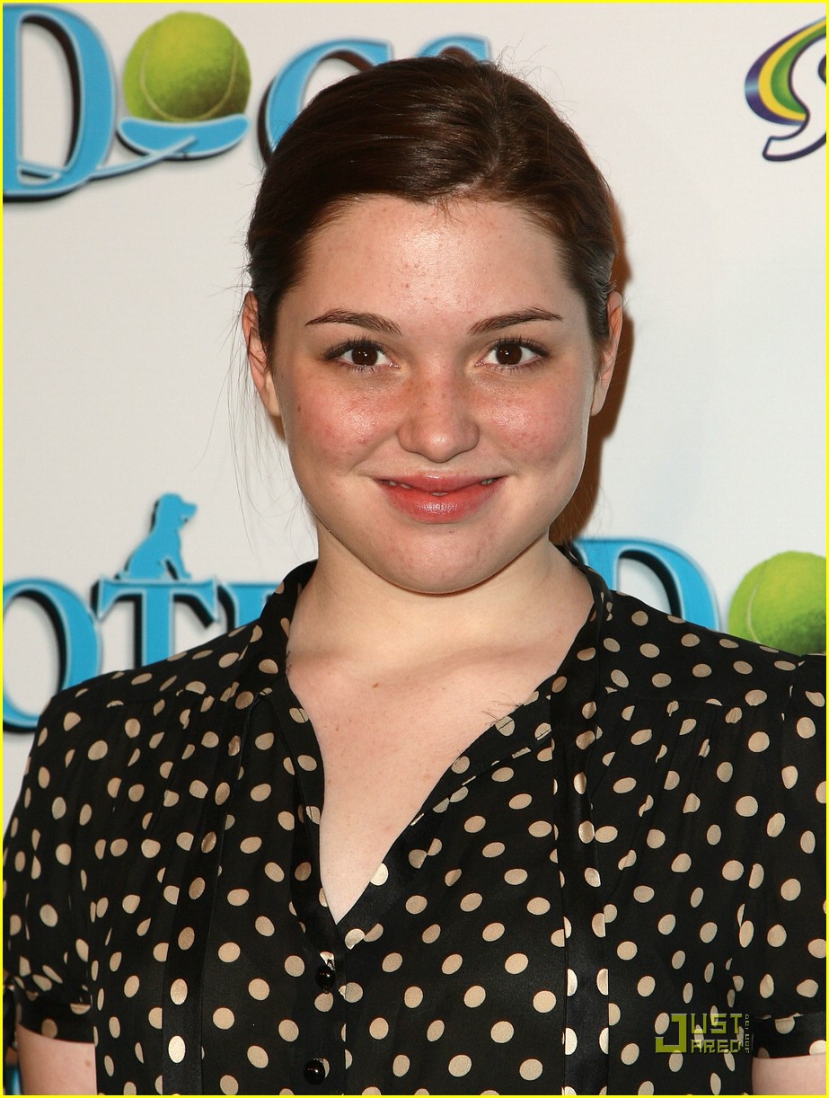 Full Sized Photo of jennifer stone hotel dogs 03 | Jennifer Stone ...