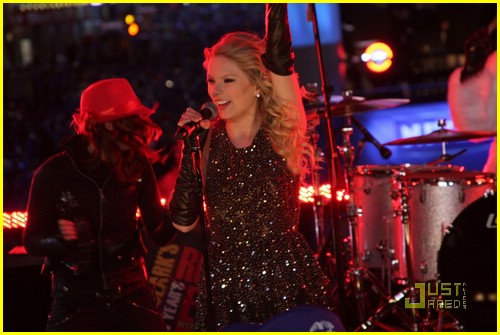 Full Sized Photo of taylor swift new year eve 06 | Taylor Swift Rings ...