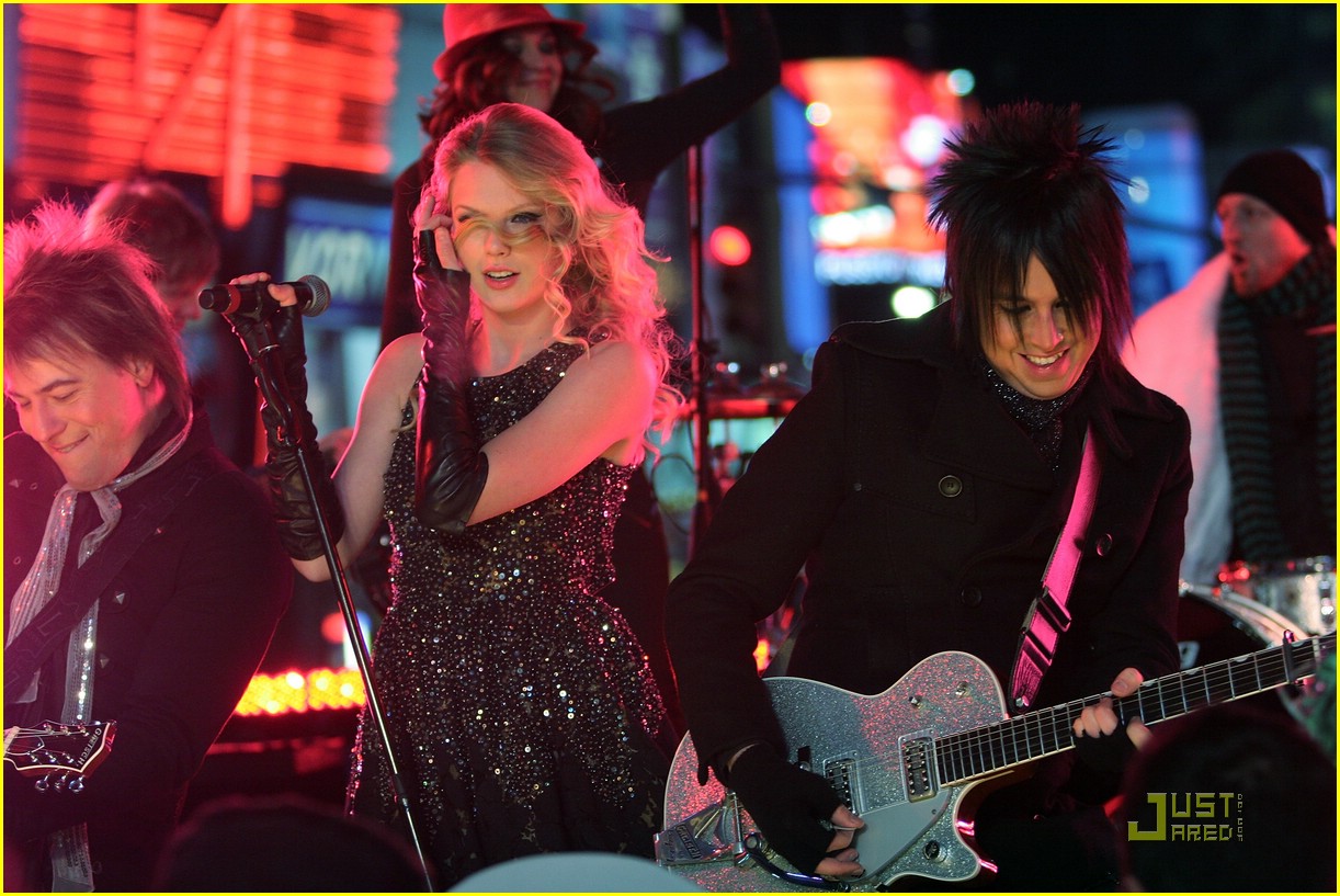 Taylor Swift Rings In Rockin' New Year | Photo 36491 - Photo Gallery ...