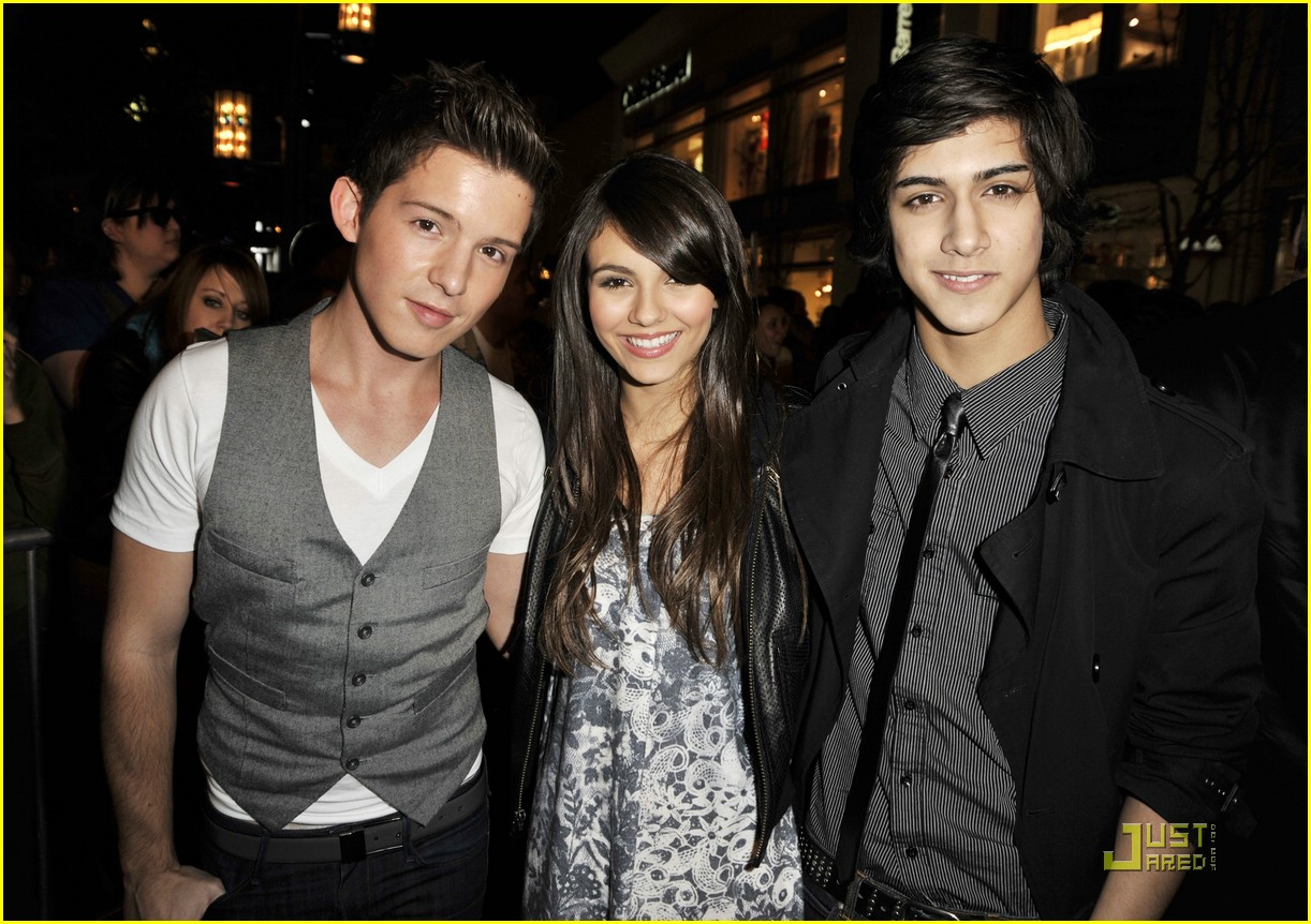 Full Sized Photo of victoria justice hotel dogs premiere 04 | Hotel For ...