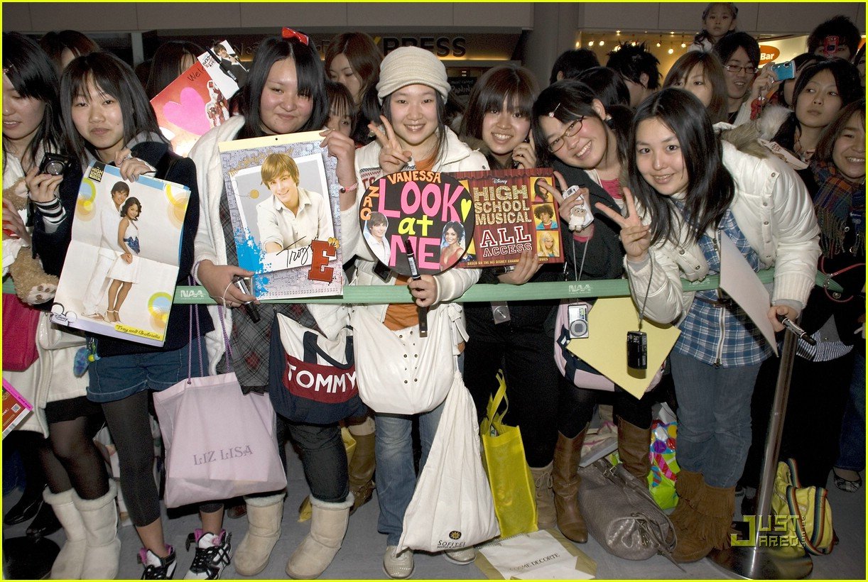 Zanessa-Mania Hits Tokyo | Photo 57131 - Photo Gallery | Just Jared Jr.