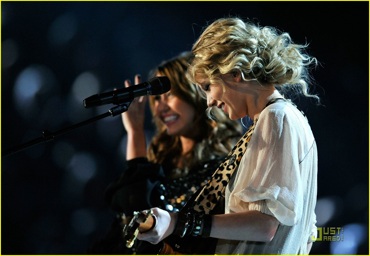 Full Sized Photo of miley cyrus taylor swift fifteen grammy show 14 | Miley Cyrus & Taylor Swift ...
