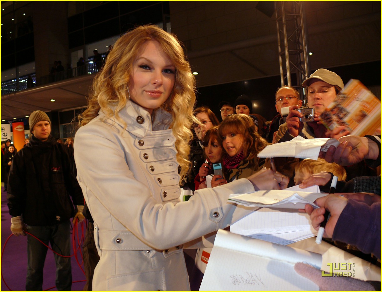 Full Sized Photo of taylor swift echo awards 07 | Taylor Swift: Echo Awards Elegant | Just Jared Jr.