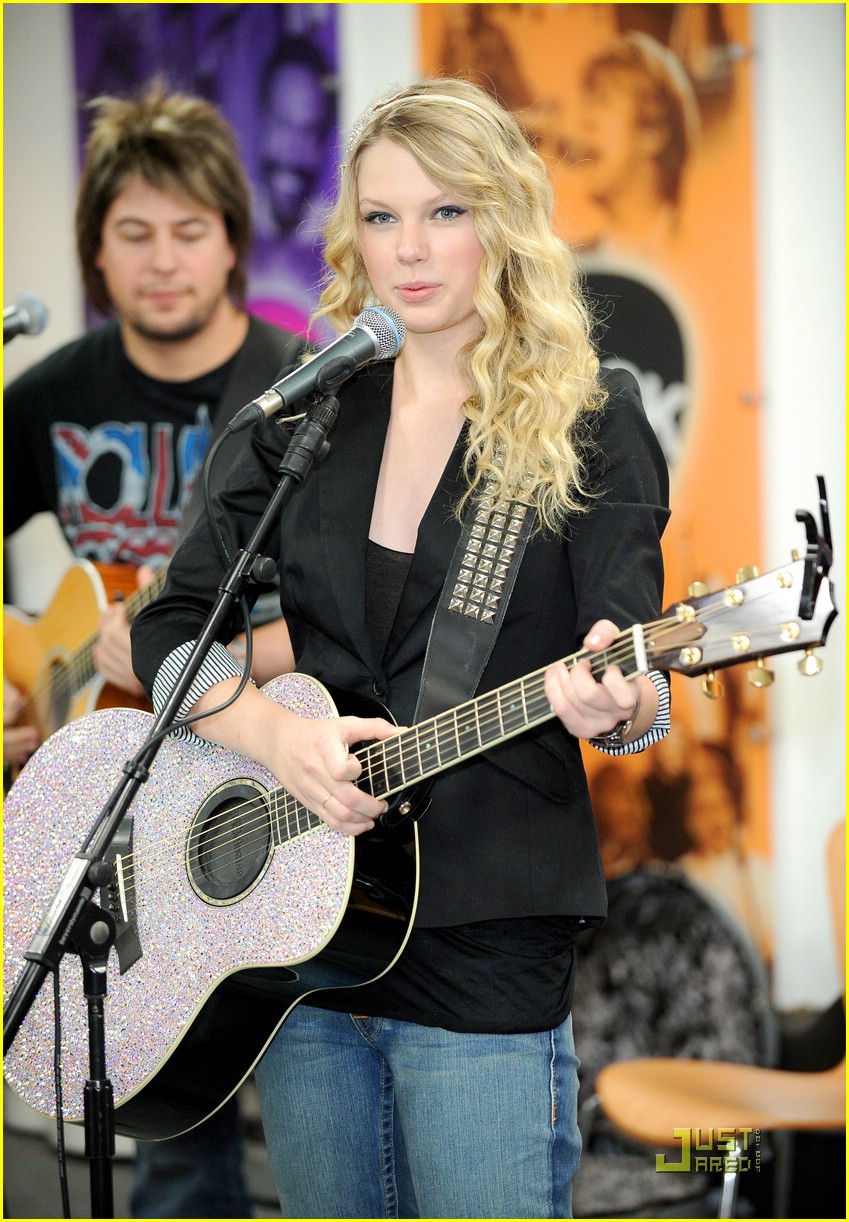 Full Sized Photo of taylor swift manchester concert 00 | Taylor Swift ...