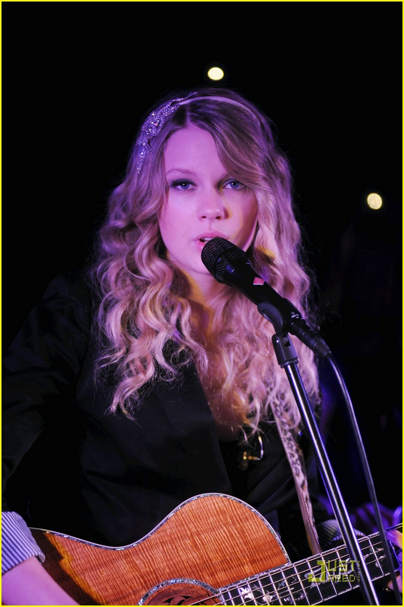 Taylor Swift Makes Manchester Music | Photo 78601 - Photo Gallery ...