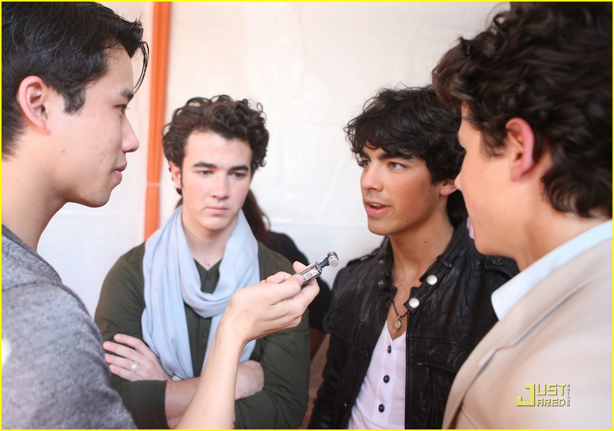 Full Sized Photo of jonas brothers kca jjj 01 | Jonas Brothers: Turn ...