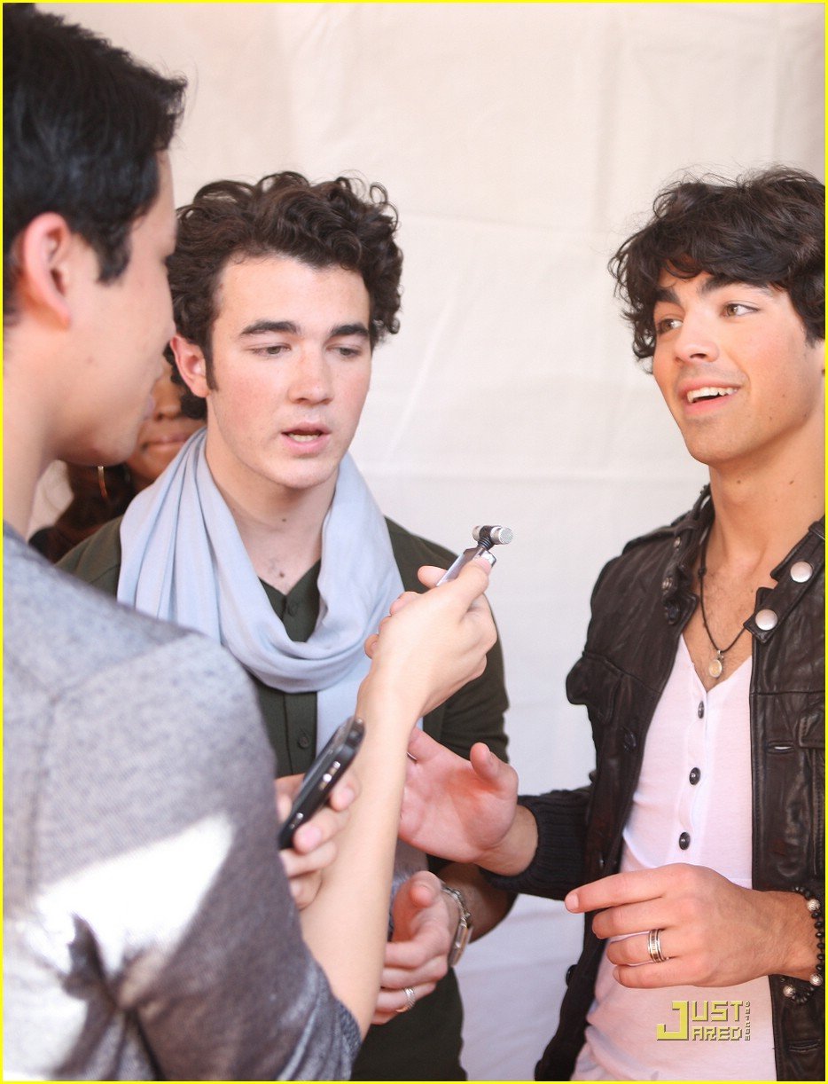 Full Sized Photo of jonas brothers kca jjj 03 | Jonas Brothers: Turn ...