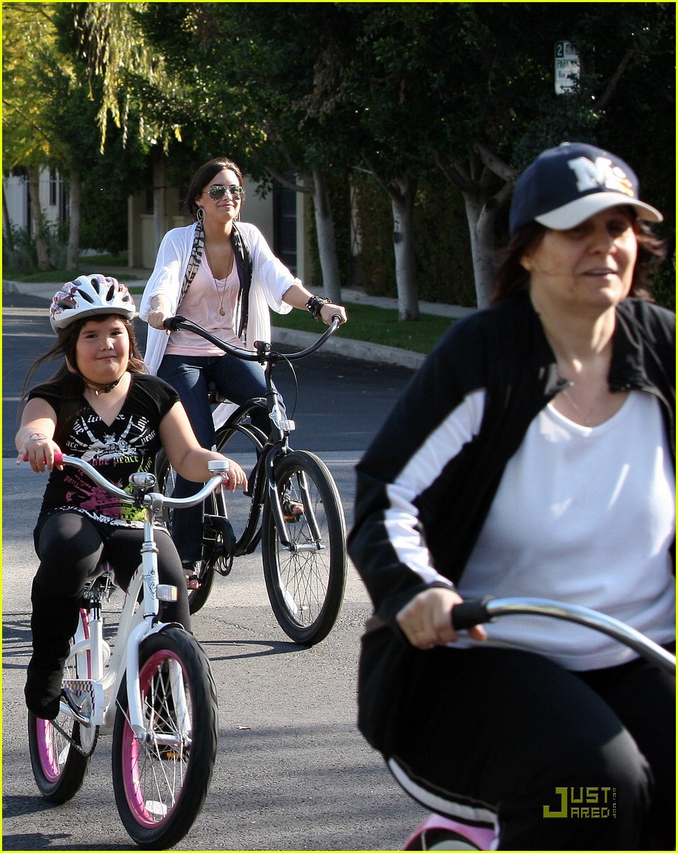 Demi Lovato & Madison De La Garza: Biking Buddies | Photo 108701 ...