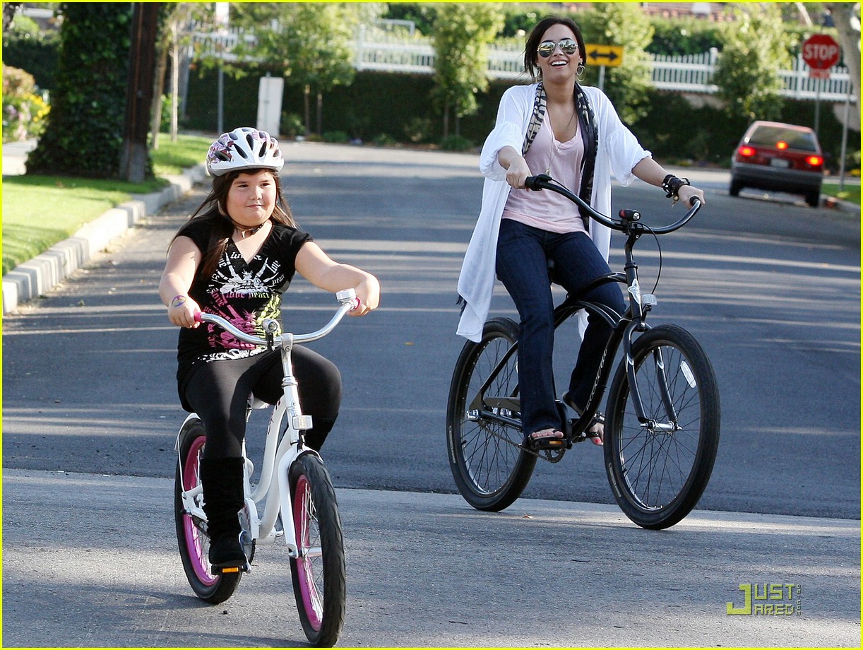 Demi Lovato & Madison De La Garza: Biking Buddies | Photo 108761 ...