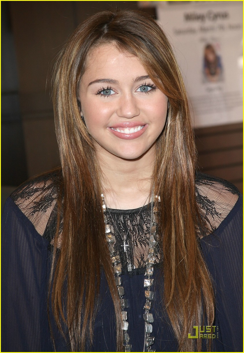 Miley Cyrus is a Barnes & Noble Beauty | Photo 91411 - Photo Gallery ...