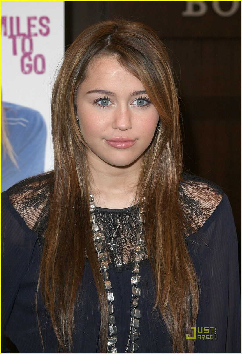Miley Cyrus is a Barnes & Noble Beauty | Photo 91511 - Photo Gallery ...