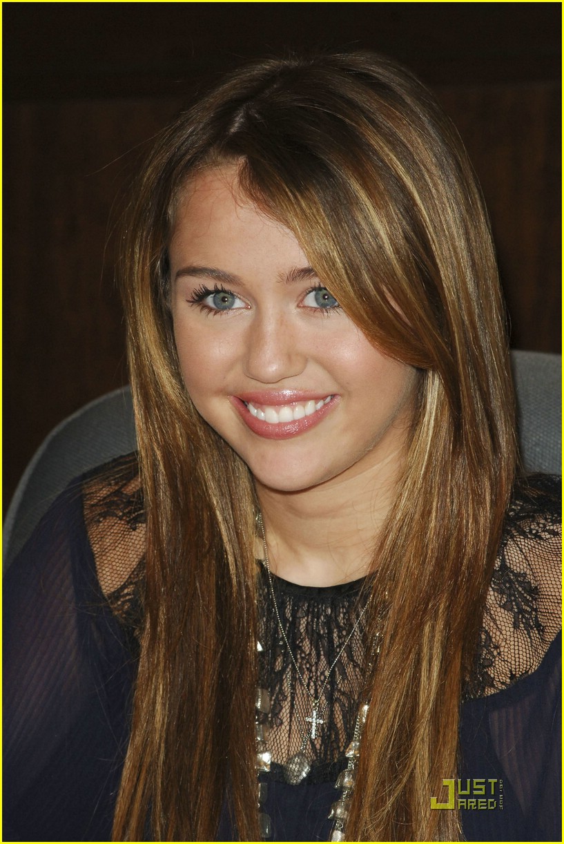 Full Sized Photo of miley cyrus bn book signing 22 | Miley Cyrus is a ...