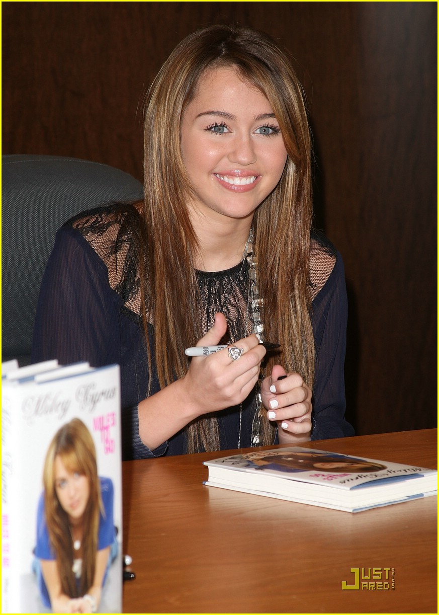Miley Cyrus is a Barnes & Noble Beauty | Photo 91611 - Photo Gallery ...