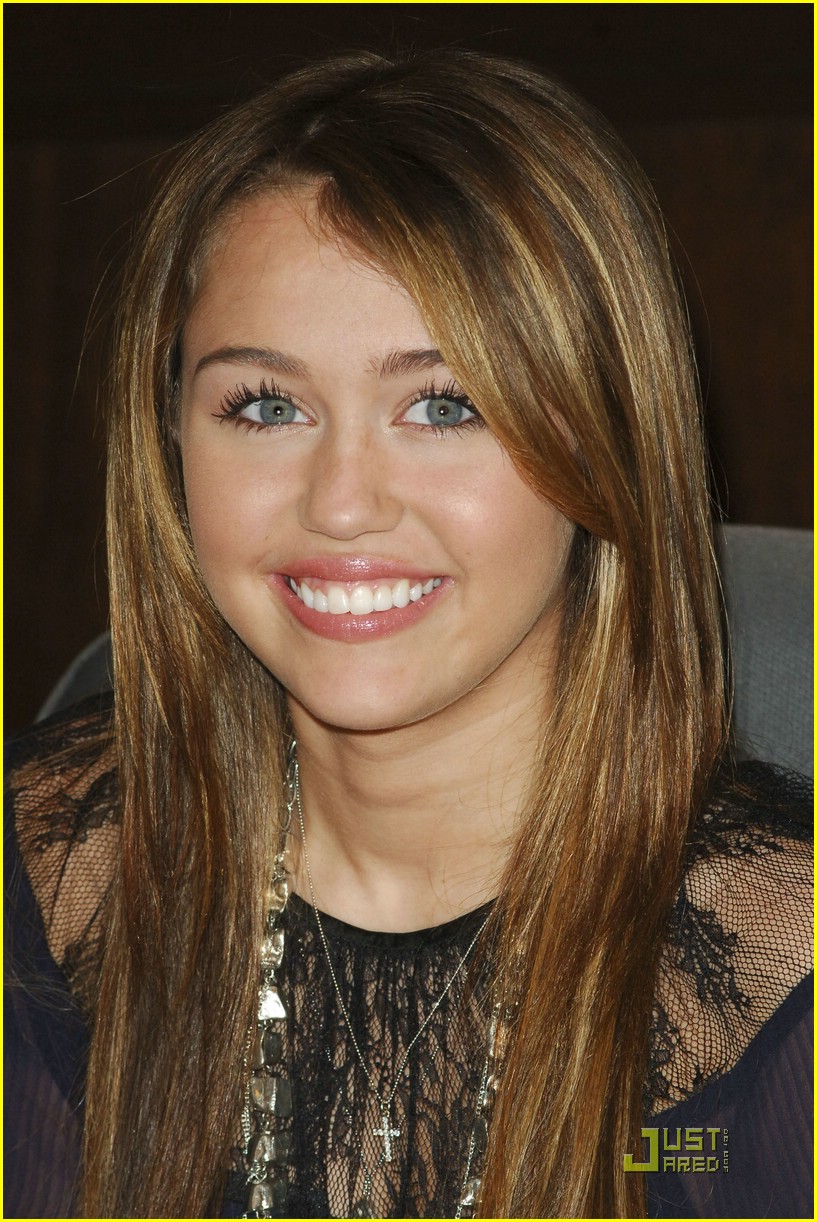 Miley Cyrus is a Barnes & Noble Beauty | Photo 91651 - Photo Gallery ...