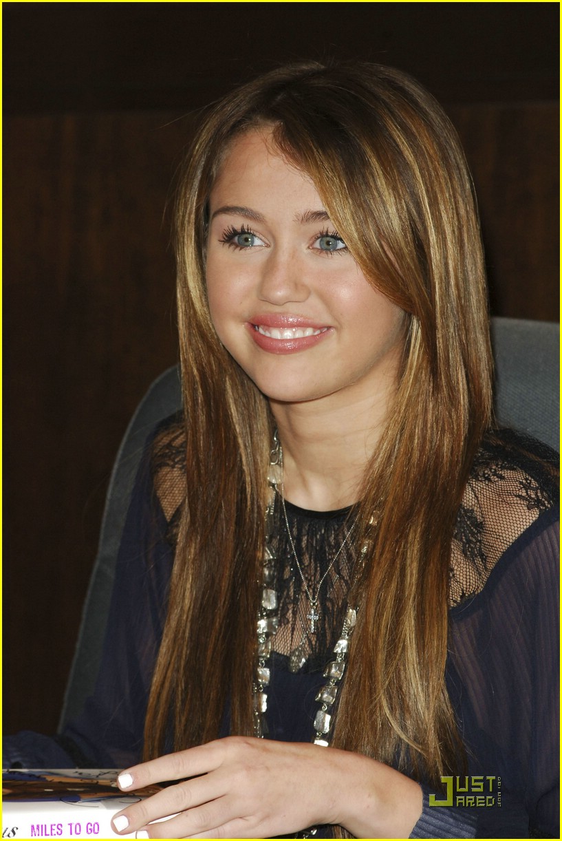 Miley Cyrus is a Barnes & Noble Beauty | Photo 91751 - Photo Gallery ...