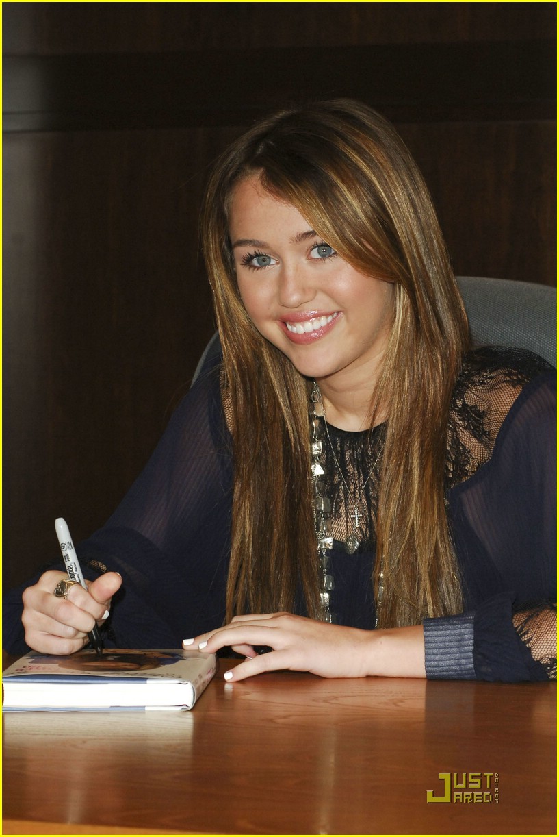 Miley Cyrus is a Barnes & Noble Beauty | Photo 91771 - Photo Gallery ...
