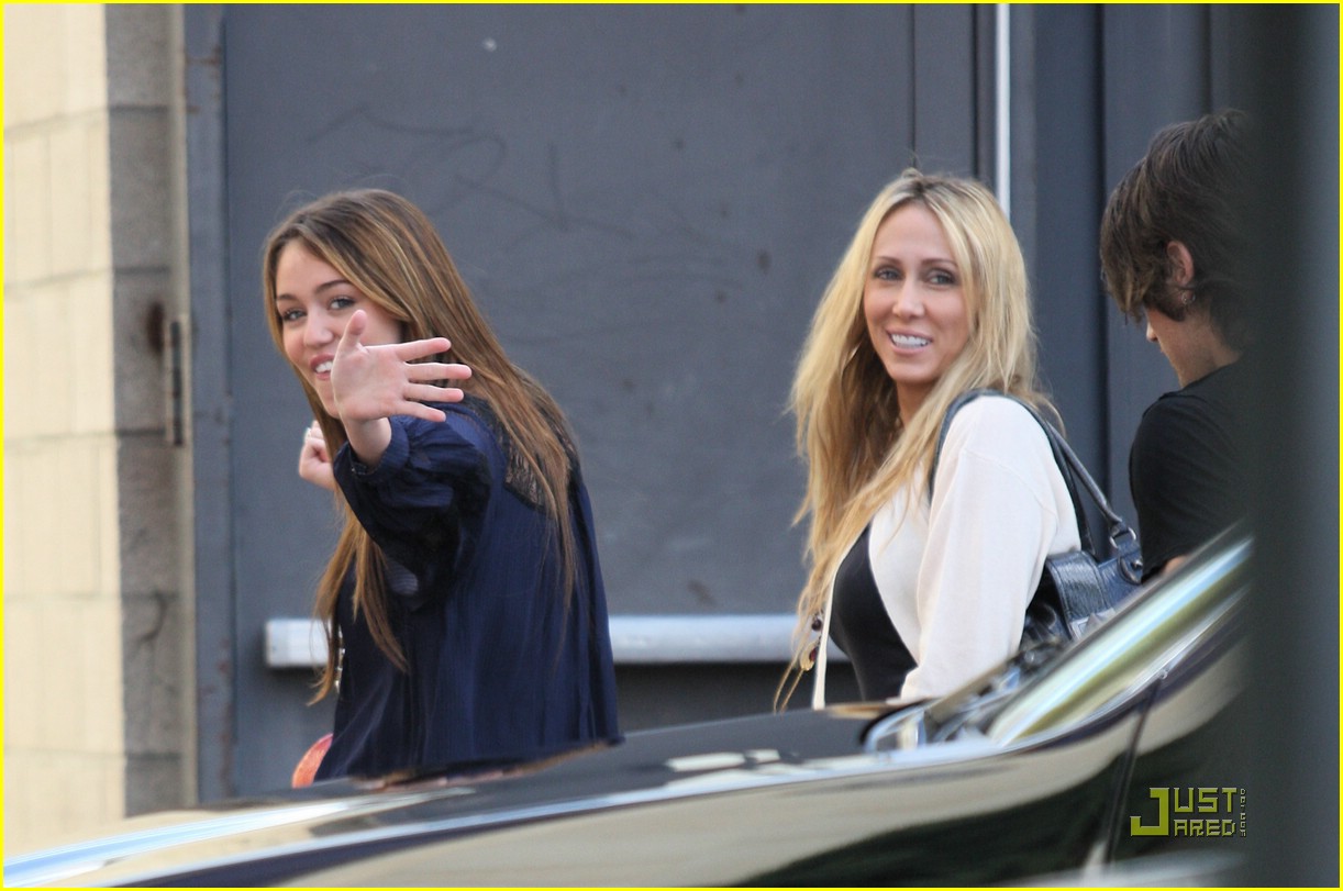 Miley Cyrus is a Grove Girl | Photo 91191 - Photo Gallery | Just Jared Jr.