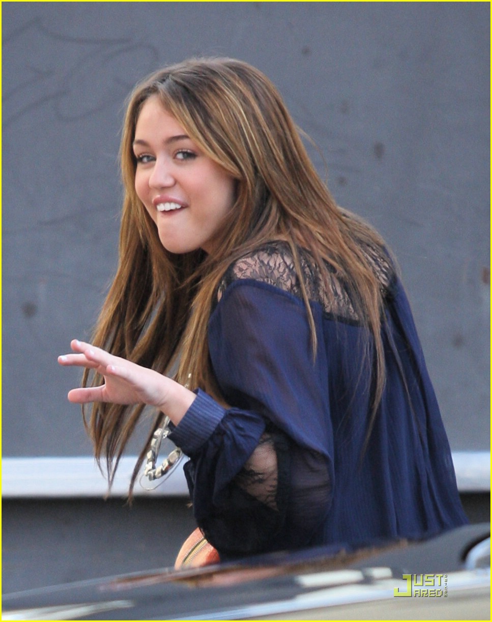 Full Sized Photo of miley cyrus grove signing 03 | Miley Cyrus is a ...