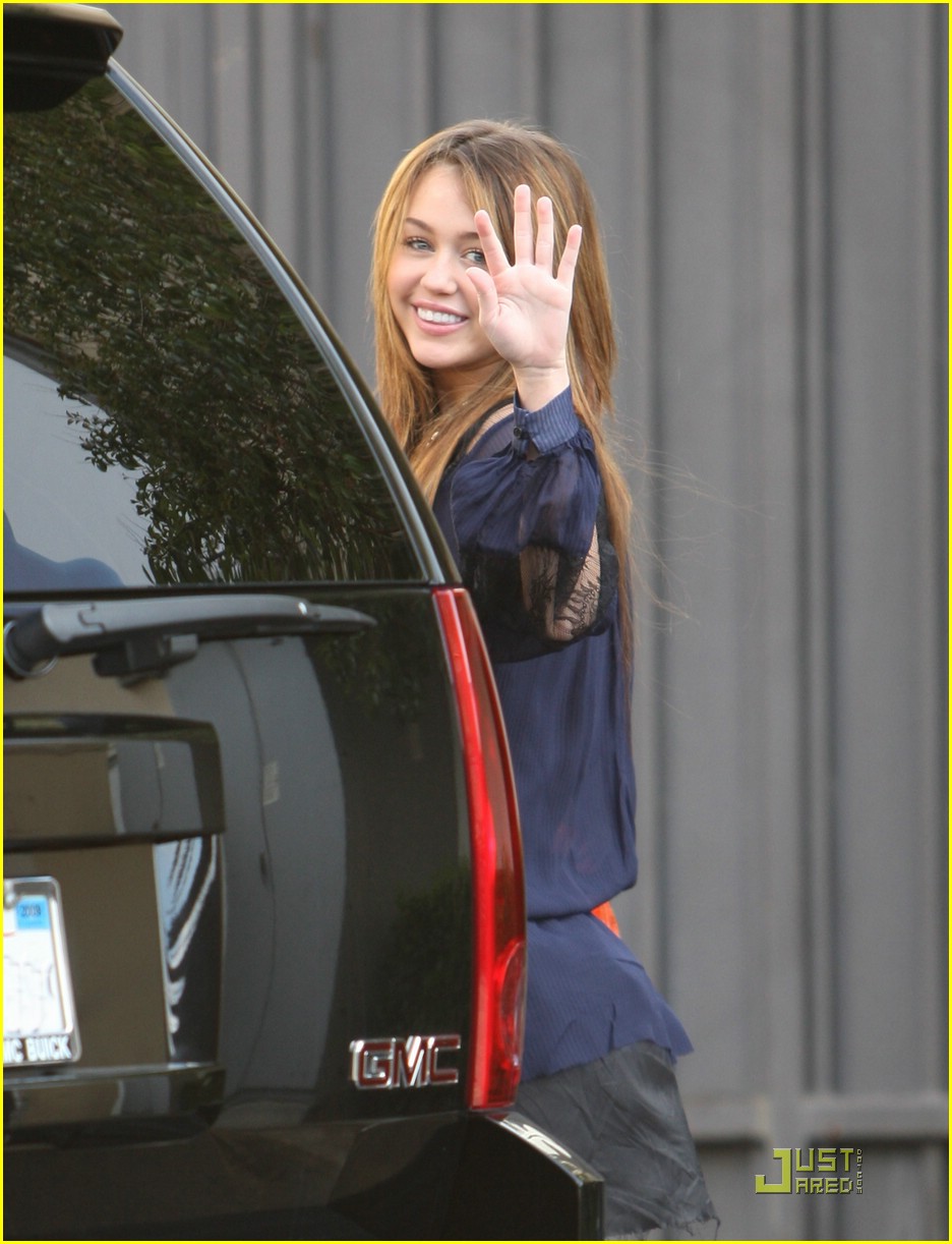 Miley Cyrus is a Grove Girl | Photo 91221 - Photo Gallery | Just Jared Jr.