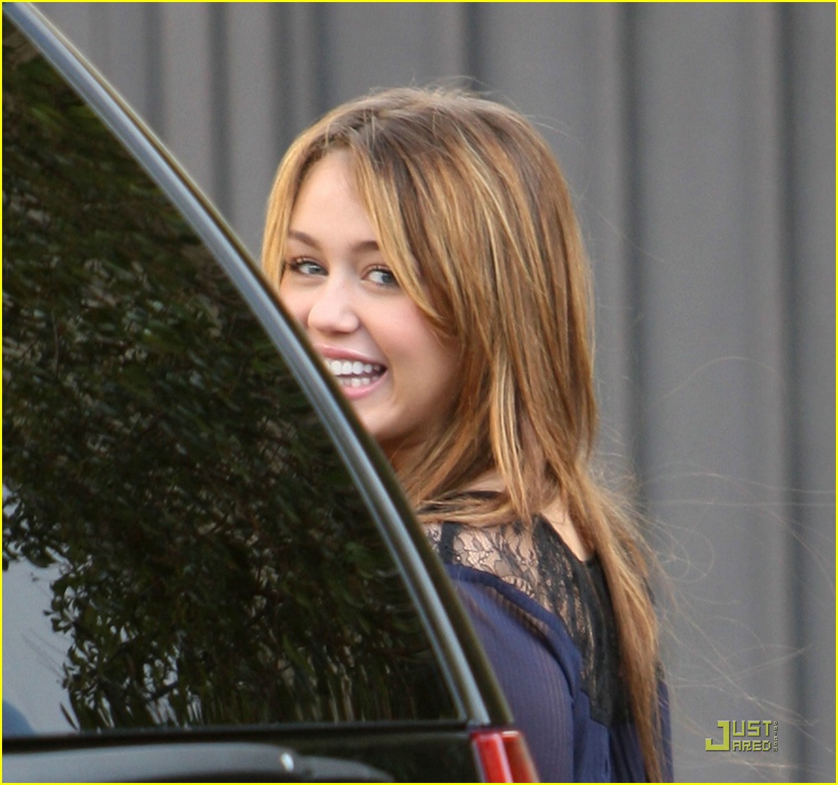 Miley Cyrus is a Grove Girl | Photo 91241 - Photo Gallery | Just Jared Jr.