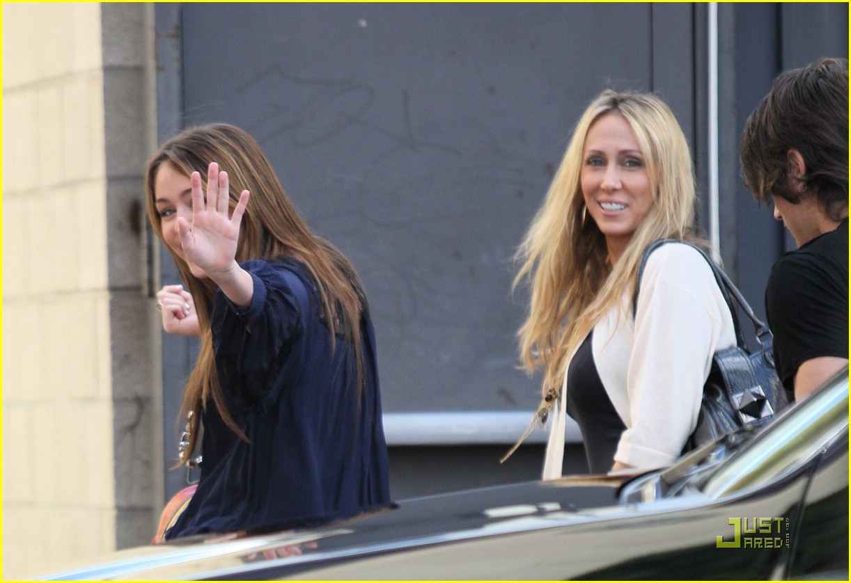 Miley Cyrus is a Grove Girl | Photo 91261 - Photo Gallery | Just Jared Jr.