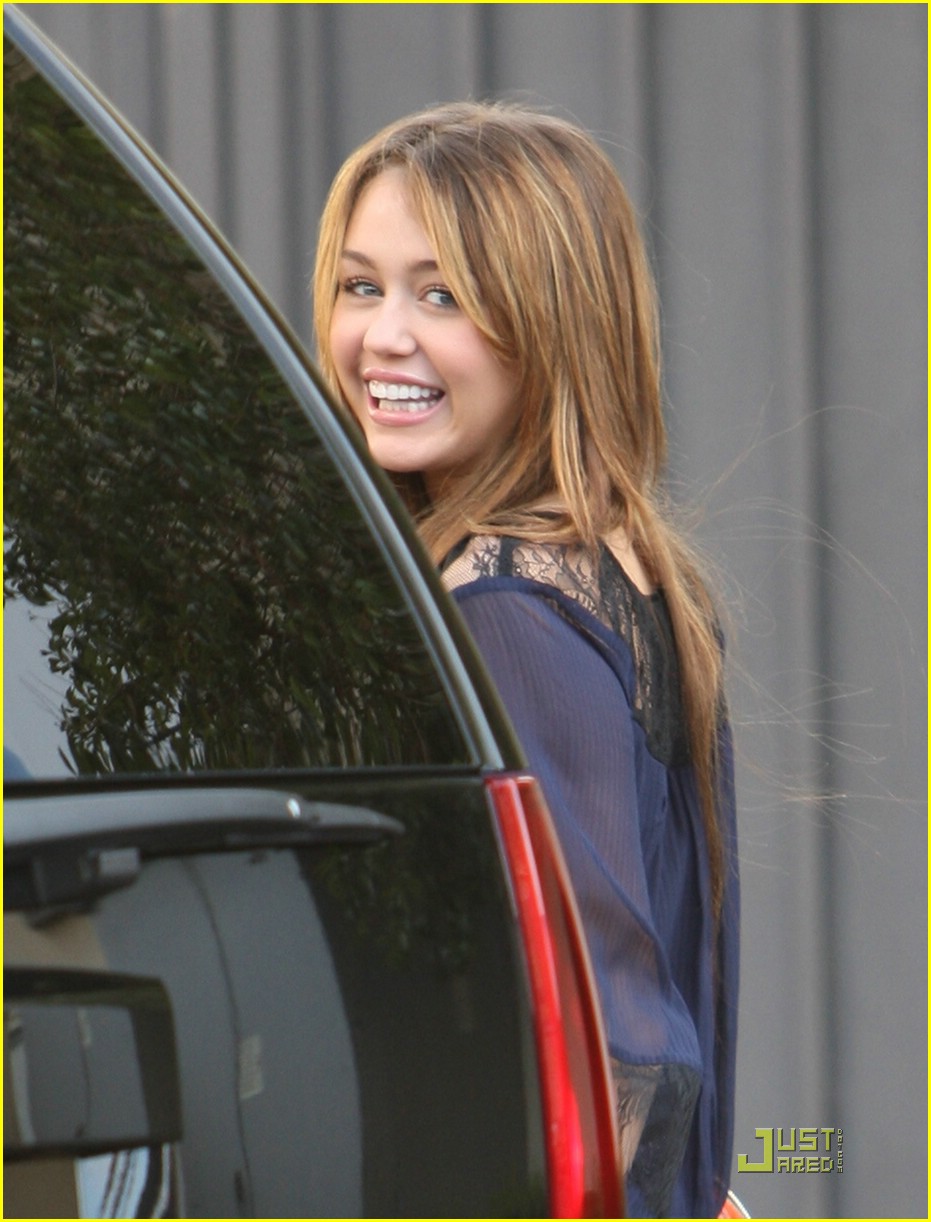 Miley Cyrus is a Grove Girl | Photo 91291 - Photo Gallery | Just Jared Jr.