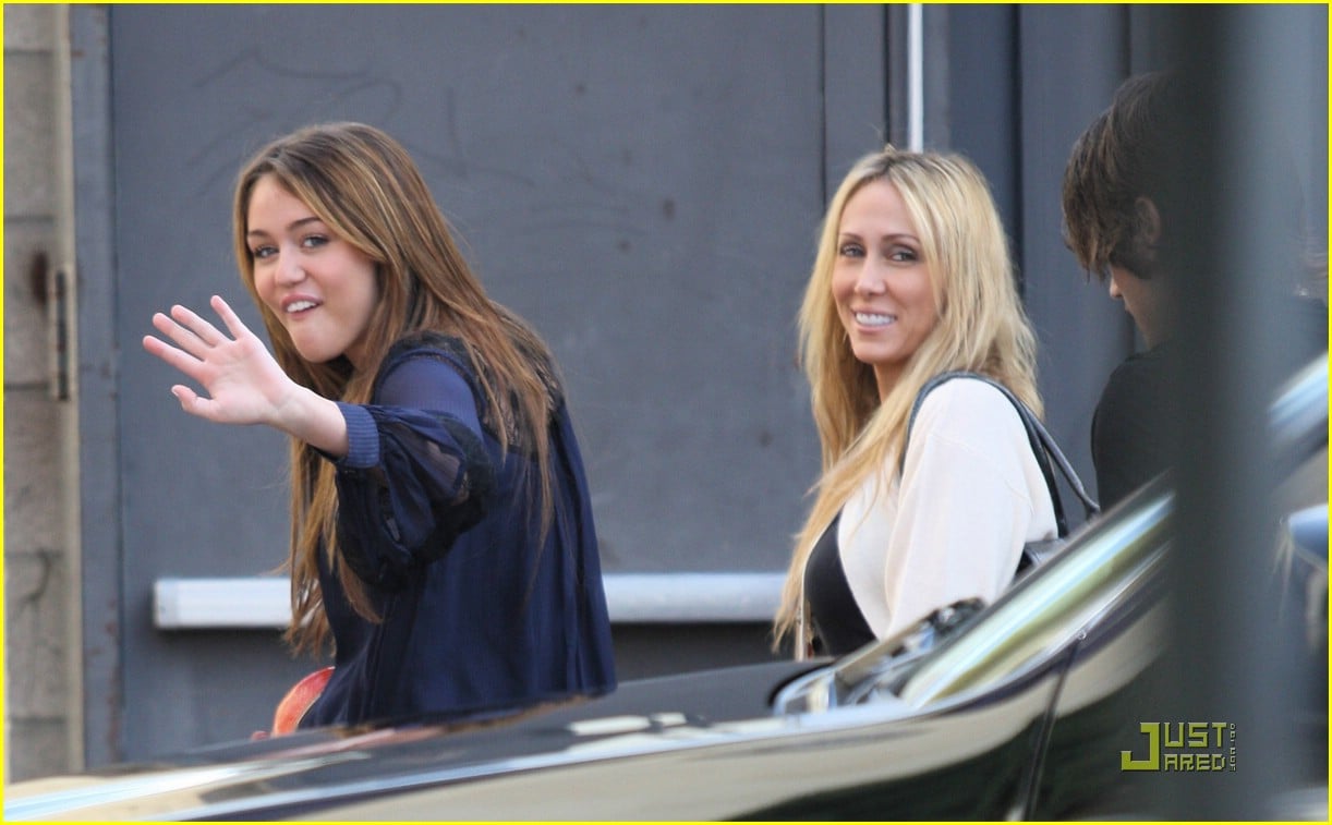 Miley Cyrus is a Grove Girl | Photo 91321 - Photo Gallery | Just Jared Jr.