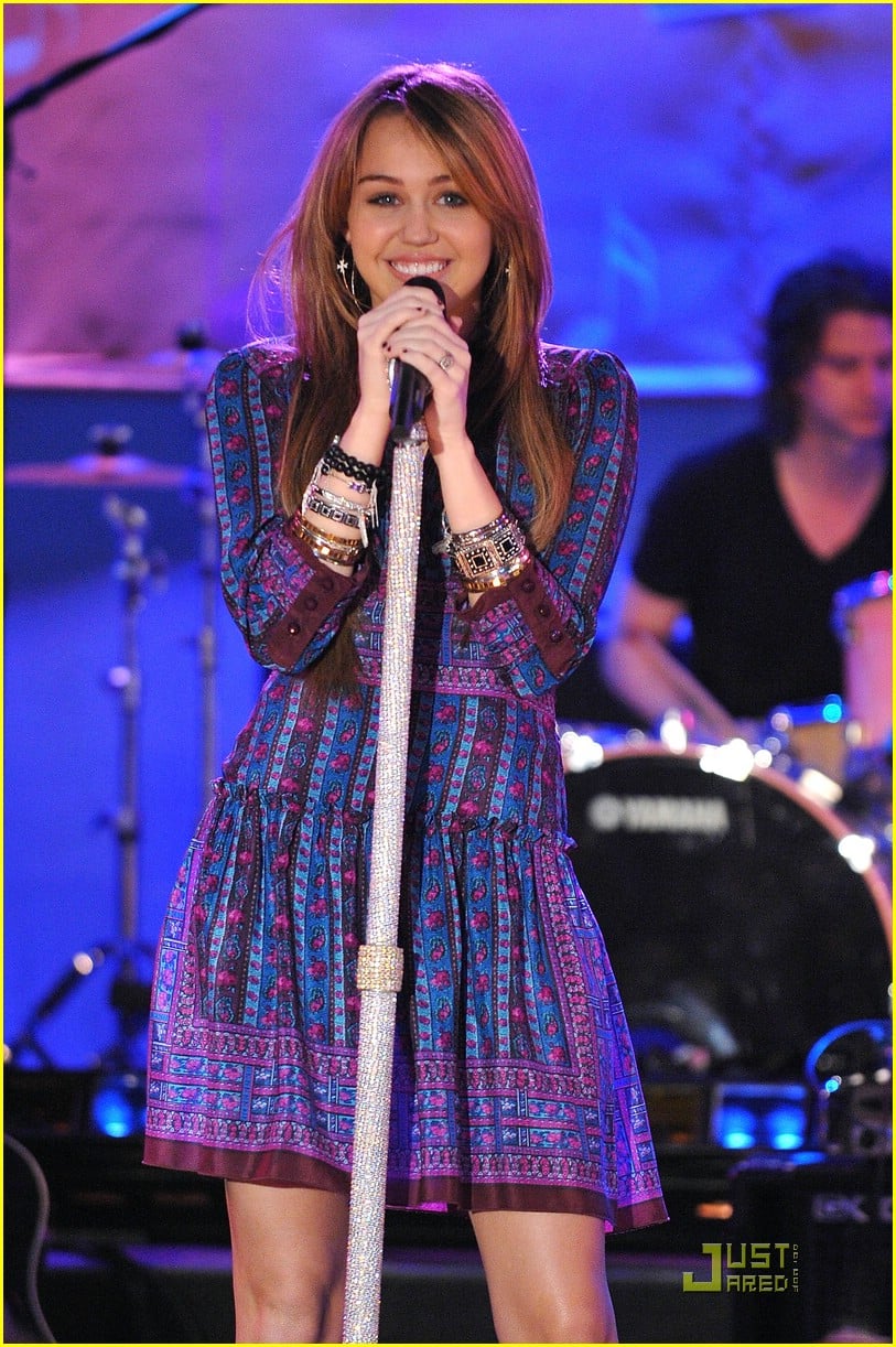 Miley Cyrus Flies Away At GMA | Photo 122761 - Photo Gallery | Just ...