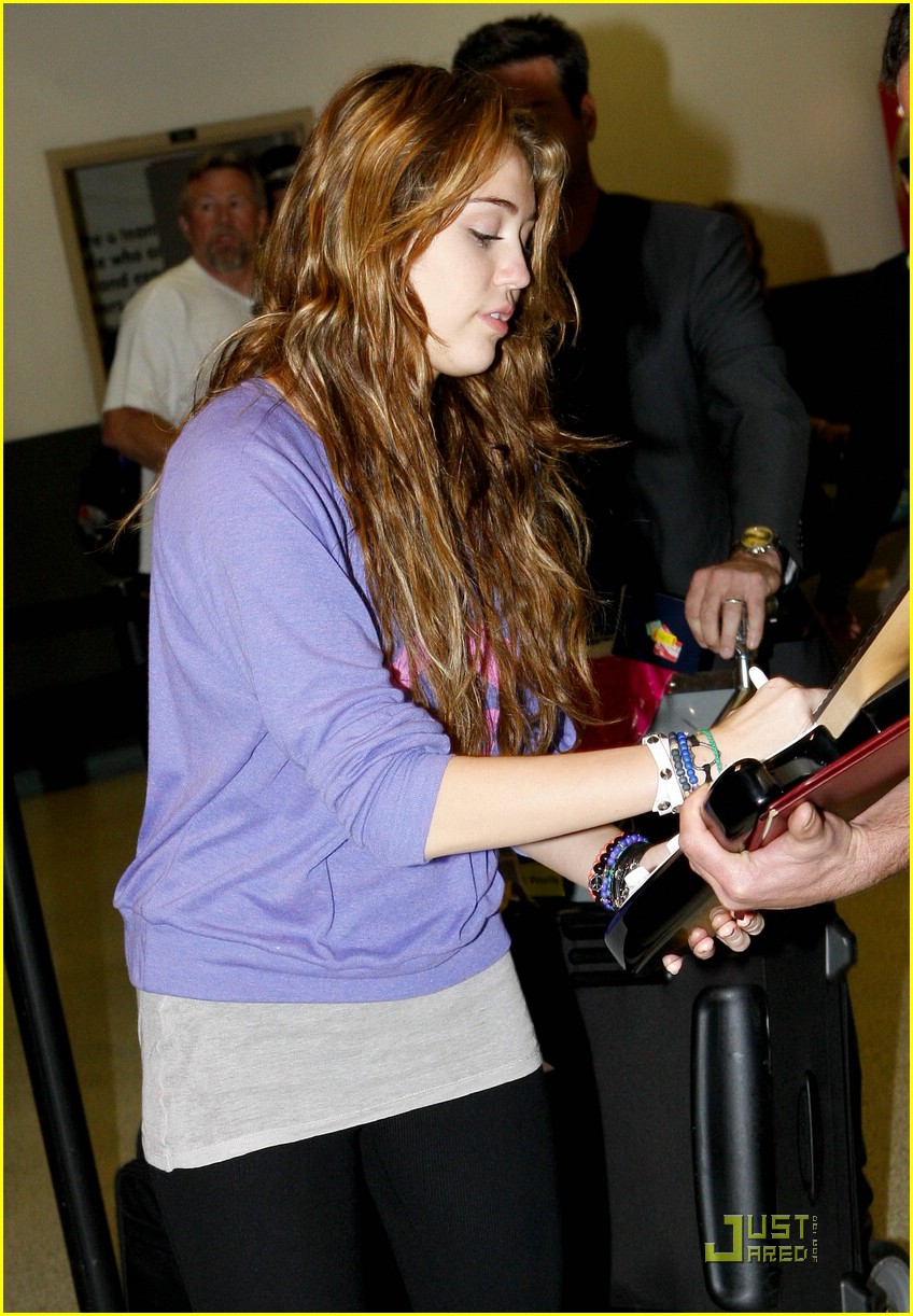 Miley Cyrus: Guitar Signing... At The Airport! | Photo 146751 - Photo ...