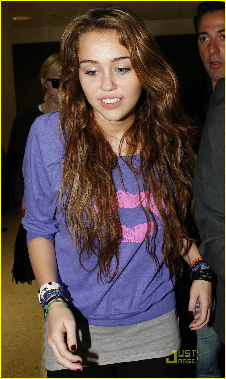 Miley Cyrus: Guitar Signing... At The Airport! | Photo 146761 - Photo ...