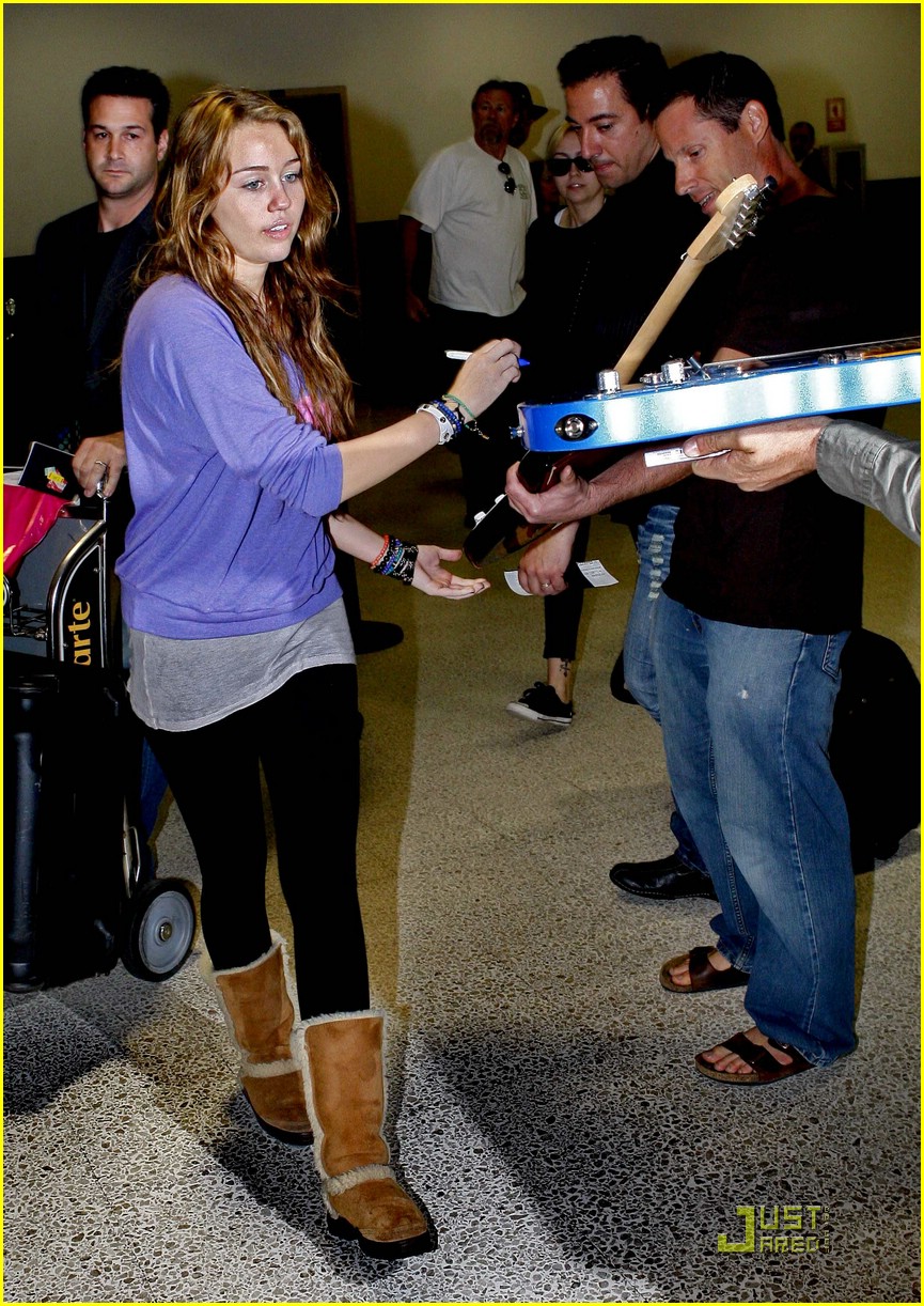 Miley Cyrus: Guitar Signing... At The Airport! | Photo 146771 - Photo ...