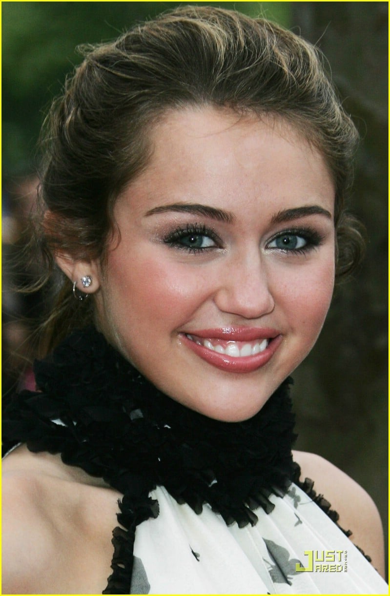 Miley Cyrus Dresses Up Her Neck | Photo 144721 - Photo Gallery | Just ...