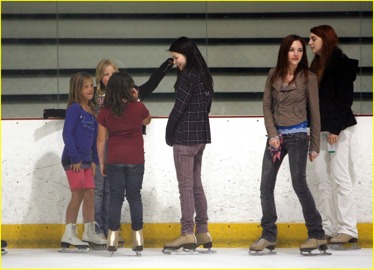 Miranda Cosgrove is Ice Skating Sweet | Photo 145501 - Photo Gallery ...