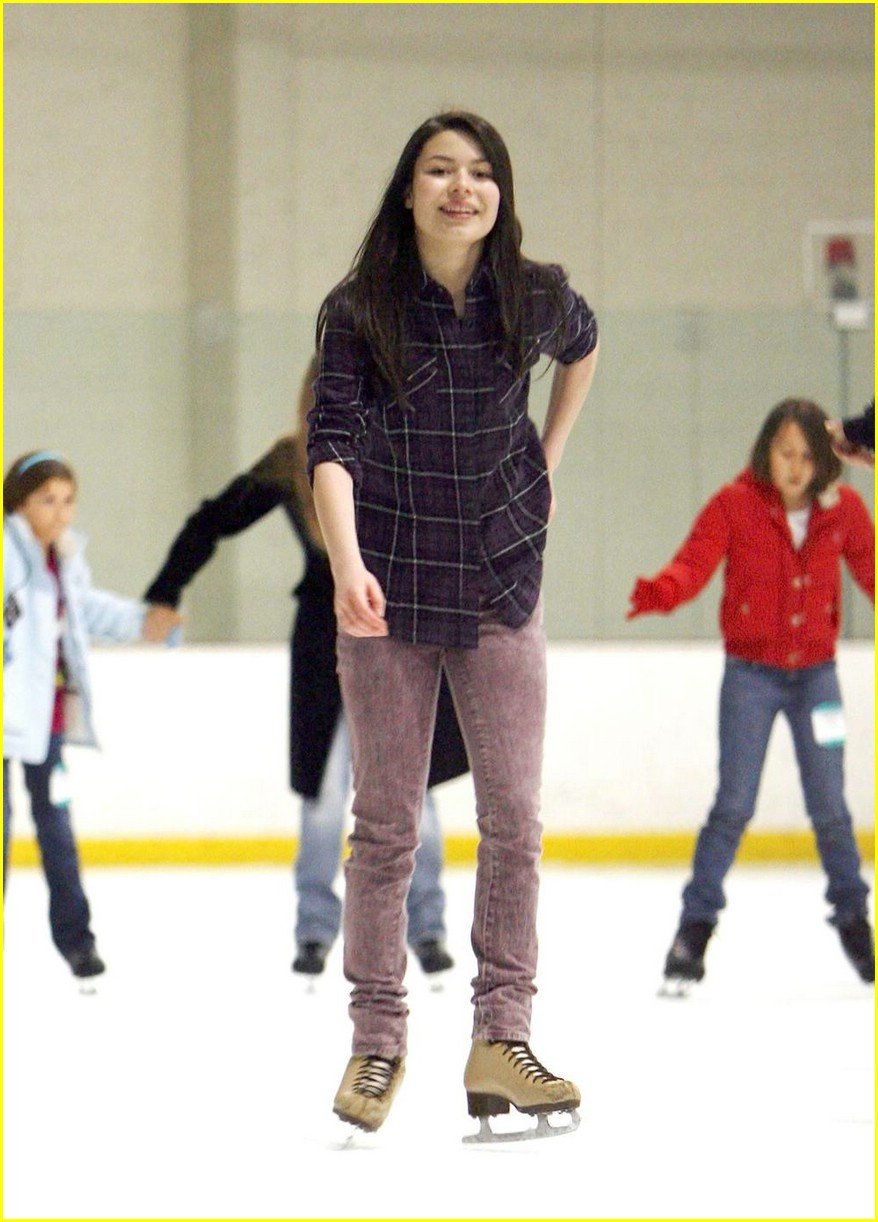 Miranda Cosgrove is Ice Skating Sweet | Photo 145521 - Photo Gallery ...