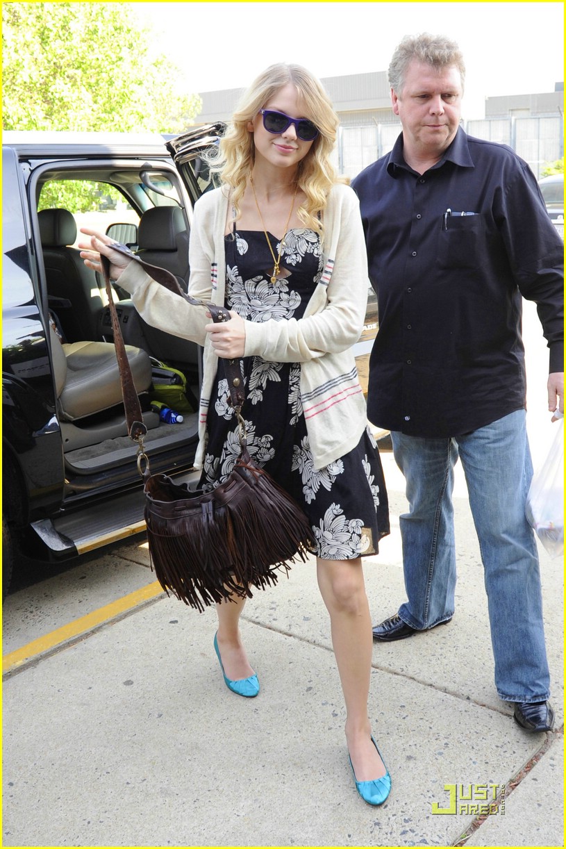 Taylor Swift Brings Music to Bishop Ireton High | Photo 146841 - Photo Gallery | Just Jared Jr.