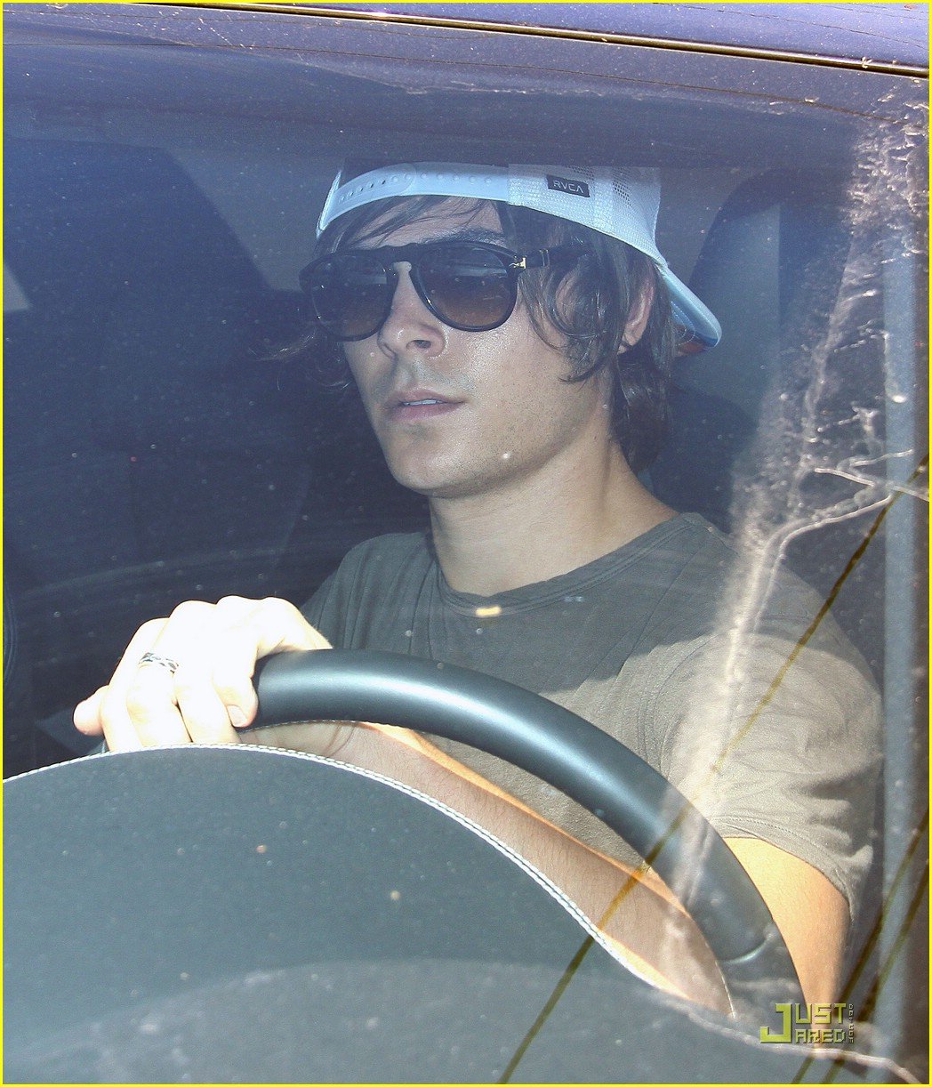 Zac Efron is a Studio Stud | Photo 138991 - Photo Gallery | Just Jared Jr.